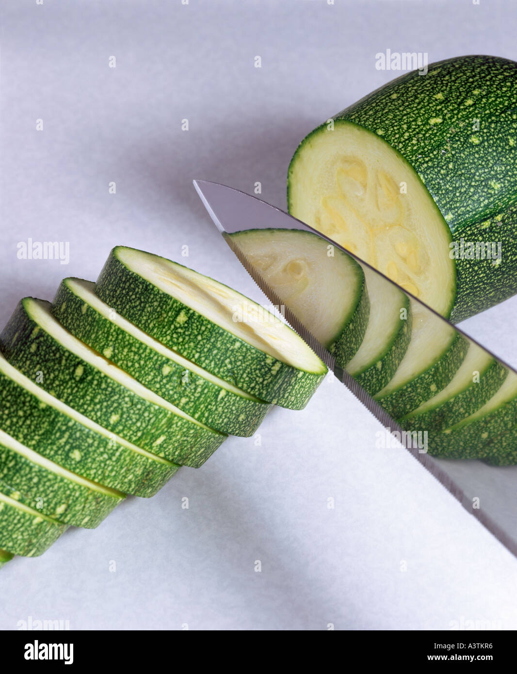 Slicing a courgette Stock Photo - Alamy