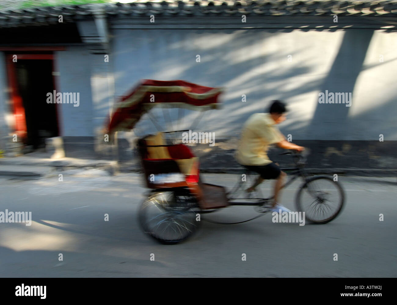 Tour by rickshaw in hutong hi-res stock photography and images - Alamy