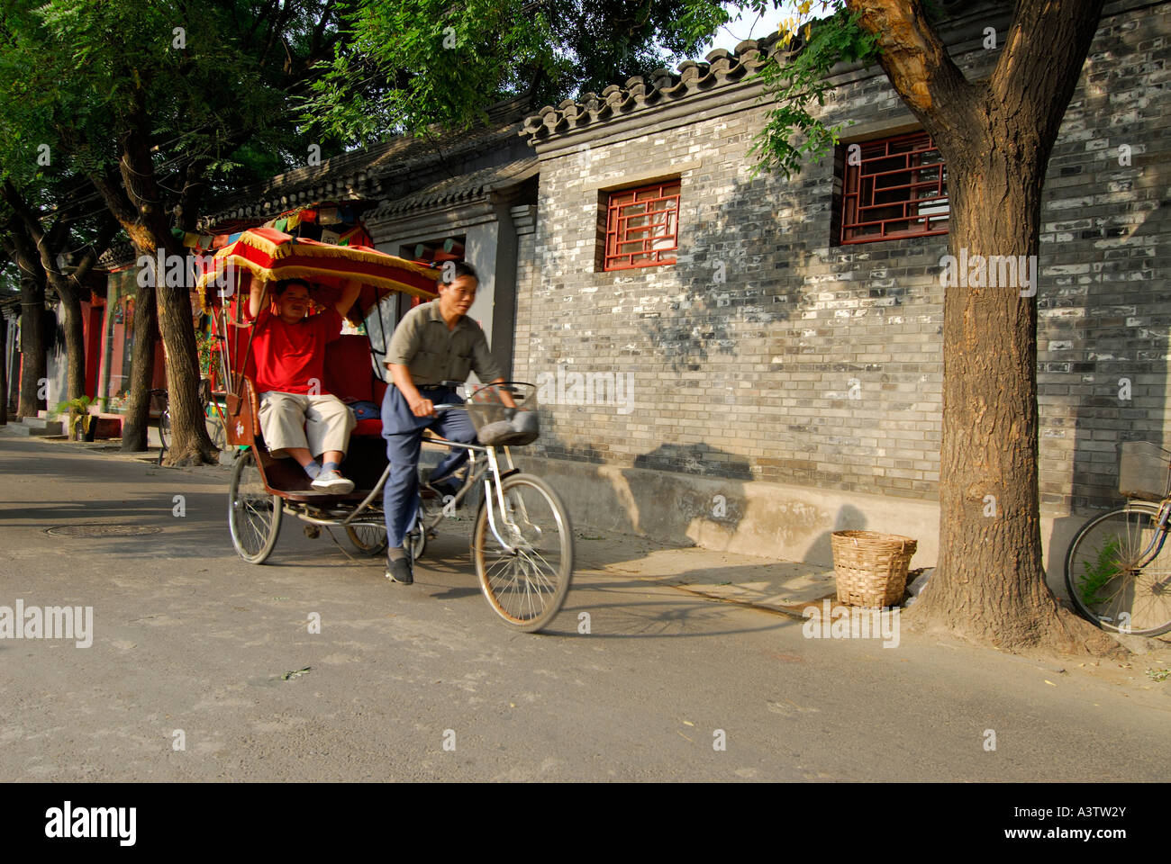 Tour by rickshaw in hutong hi-res stock photography and images - Alamy
