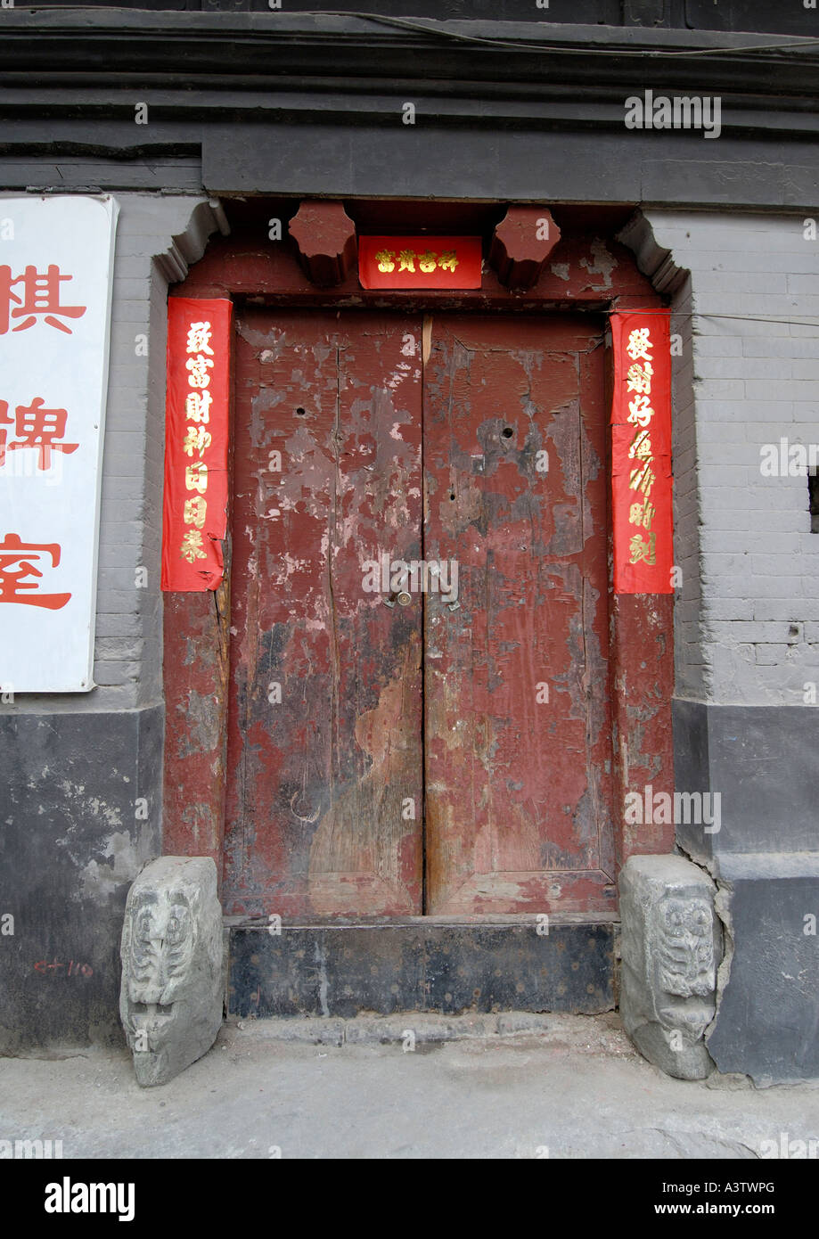 Traditional ornate door to Chinese house in Beijing Hutong China Stock ...