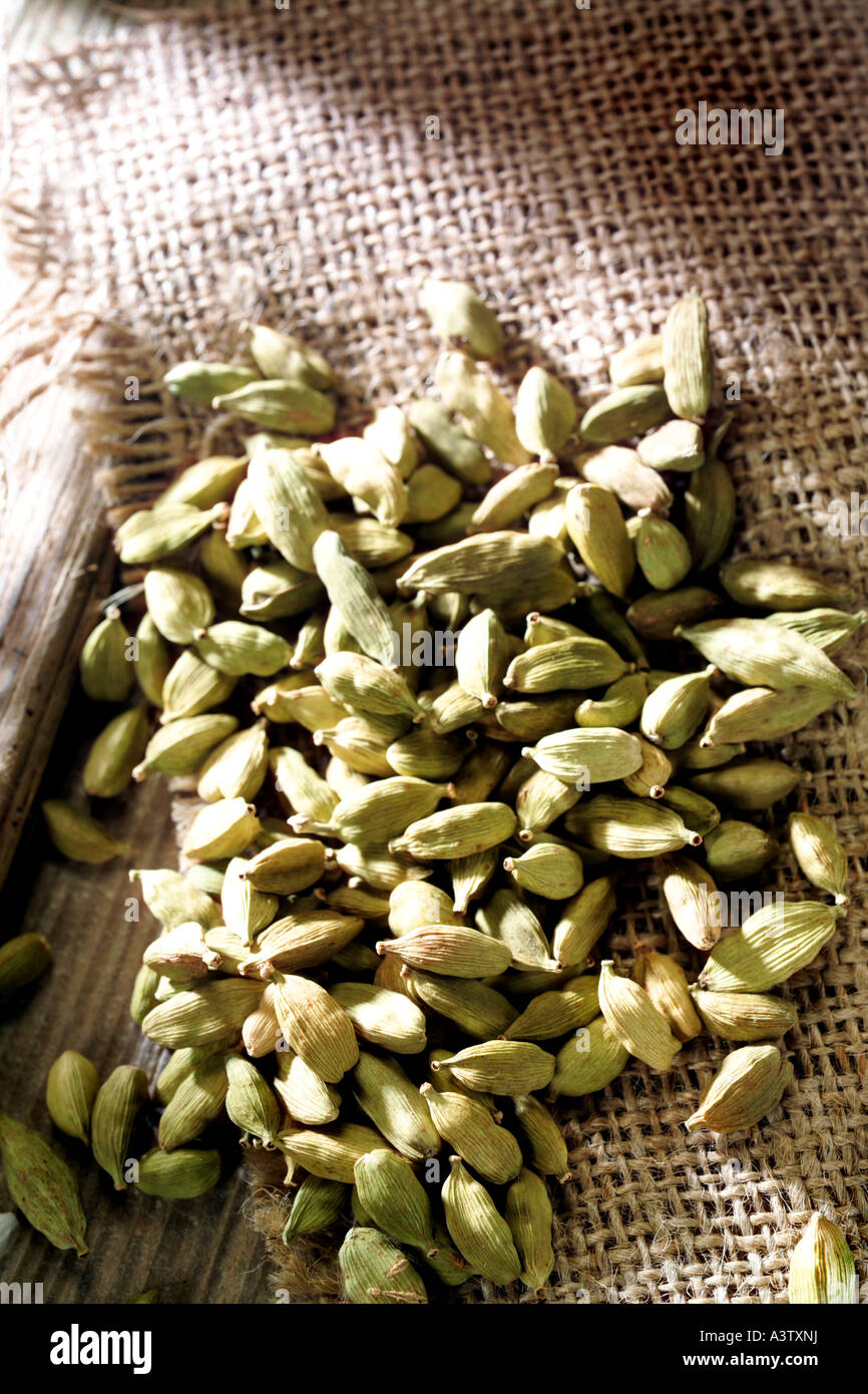 Cardamon Seeds rustic background Stock Photo - Alamy