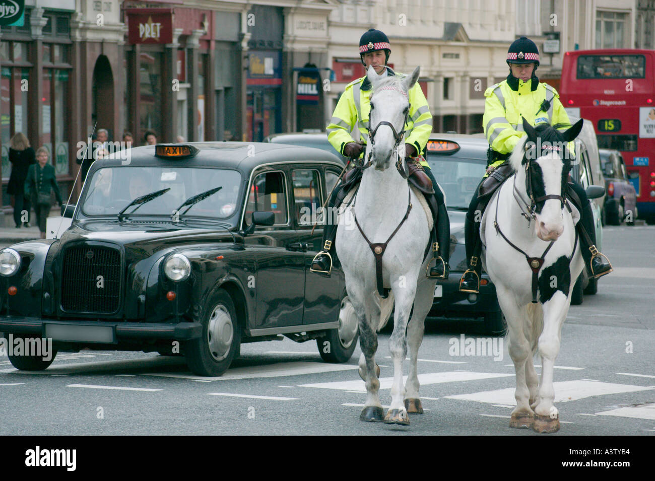 British mounted police hi-res stock photography and images - Alamy