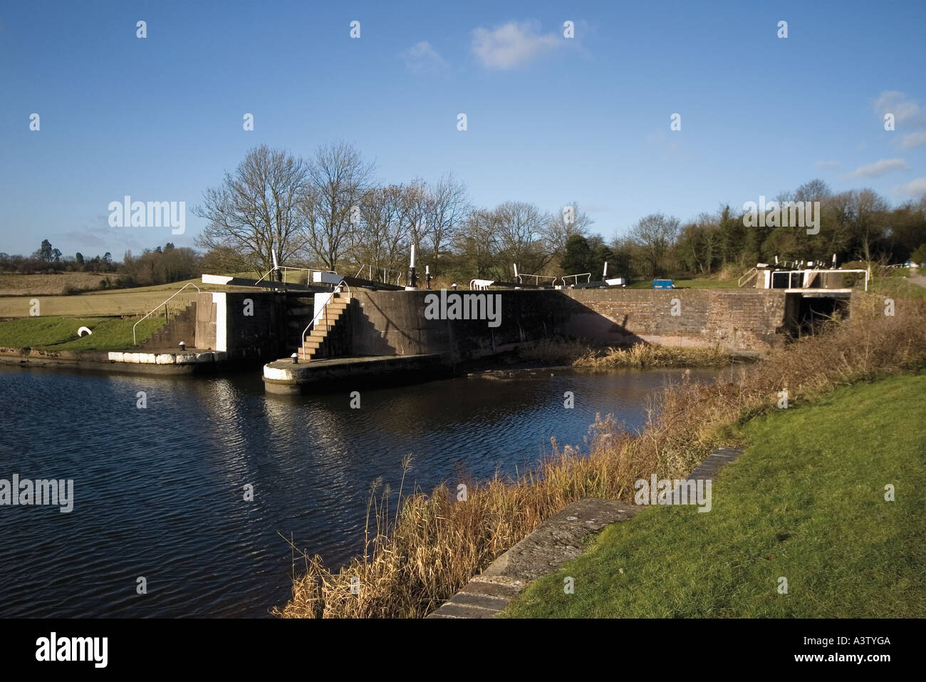 views fron the towpath footpath of the grand union canal knowle flight ...