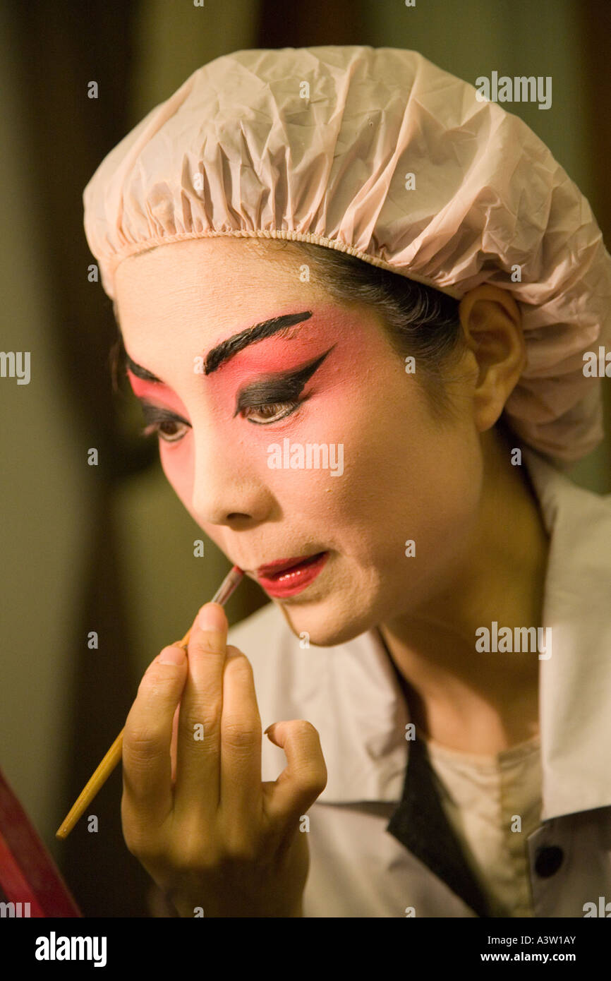 Peking Opera performer applying make up 17 Stock Photo - Alamy