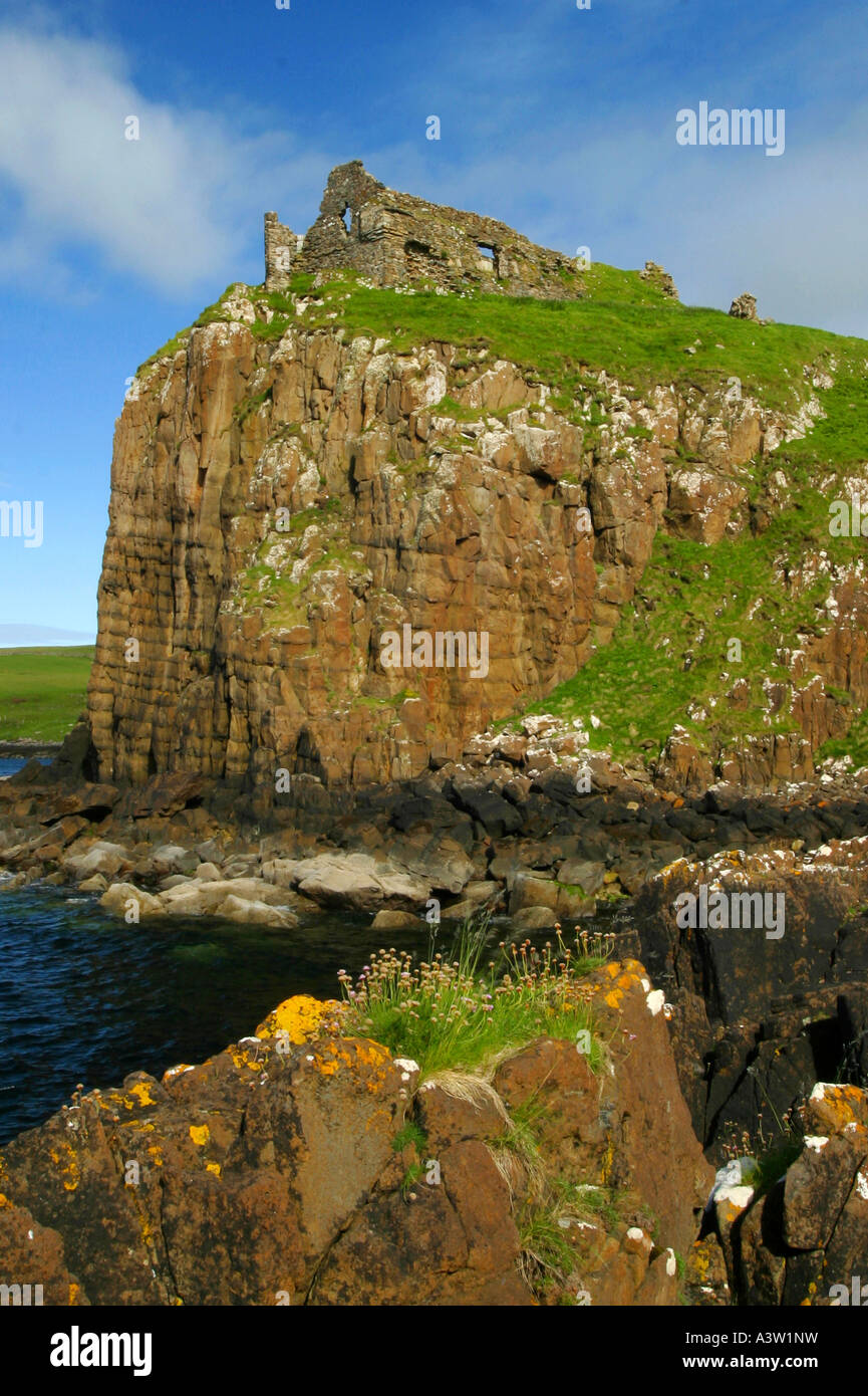 Ruins of Dundrum Castle Stock Photo - Alamy