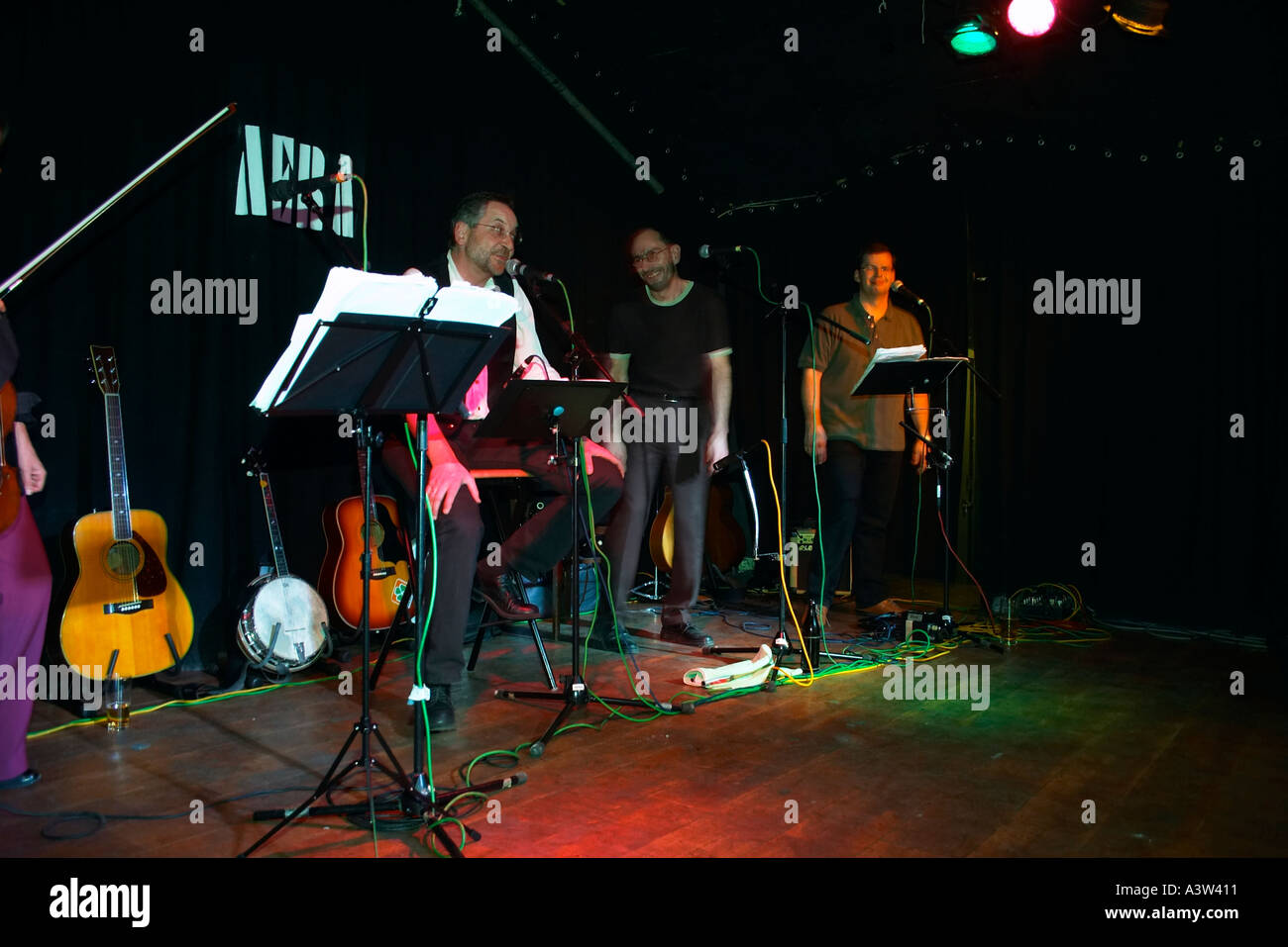 Stage musicians hi-res stock photography and images - Alamy