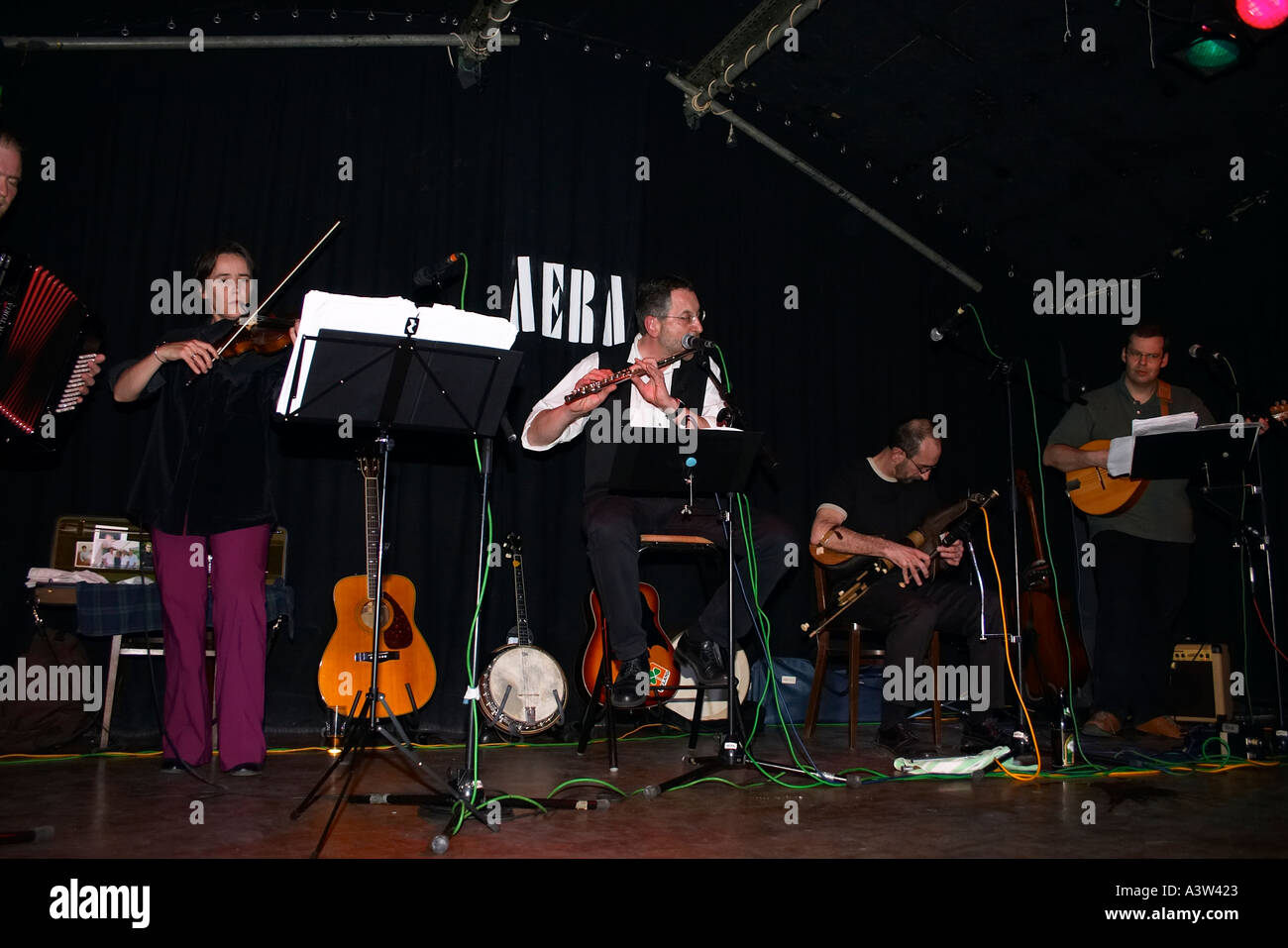 Musicians concert stage hi-res stock photography and images - Alamy