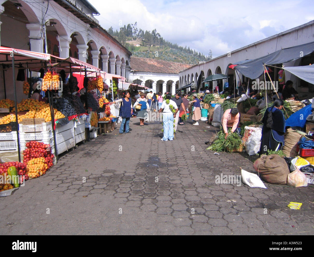 Otavalo vegetable market hi-res stock photography and images - Alamy