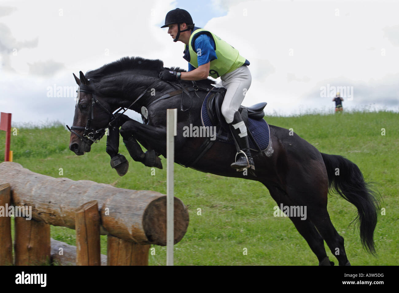 Black horse jump log hi-res stock photography and images - Alamy