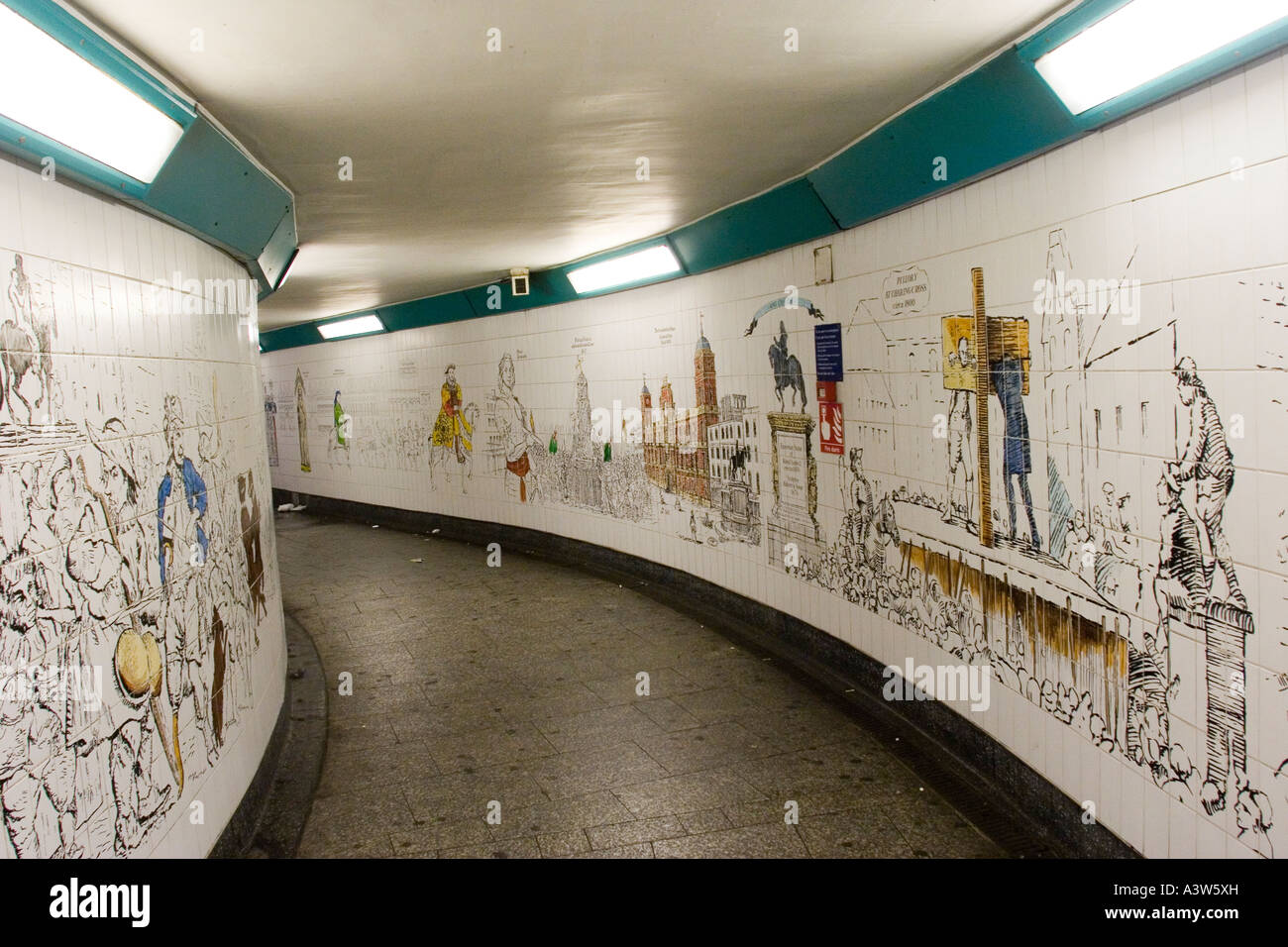 Hyde park corner tube hi-res stock photography and images - Alamy