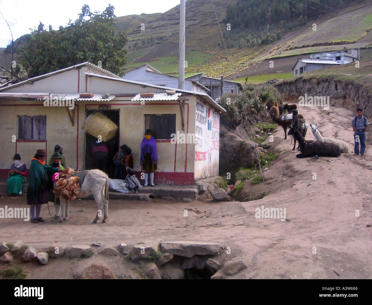 Quilotoa village ecuador hi-res stock photography and images - Alamy