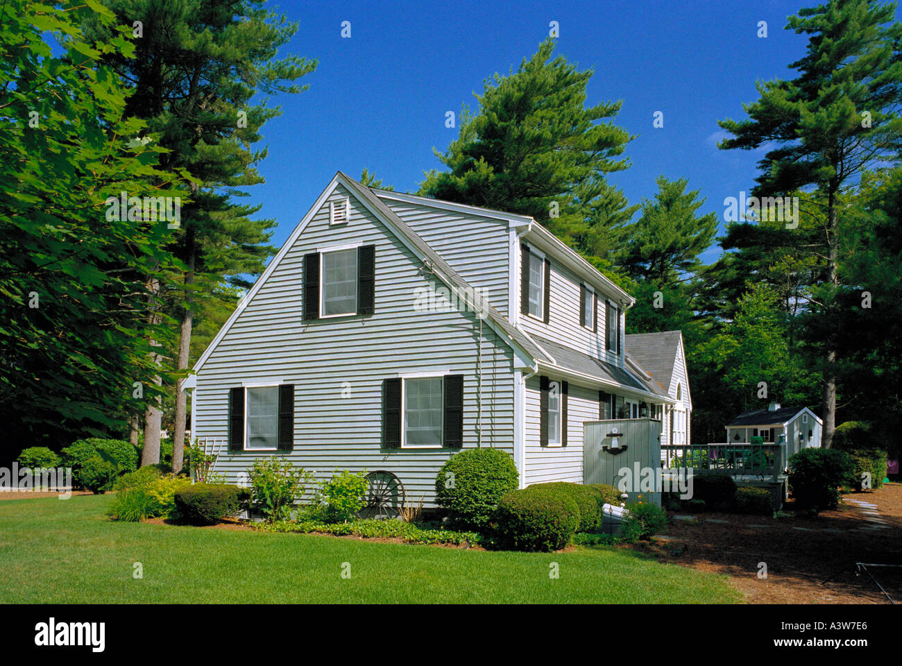 Salt box house new england hi-res stock photography and images - Alamy