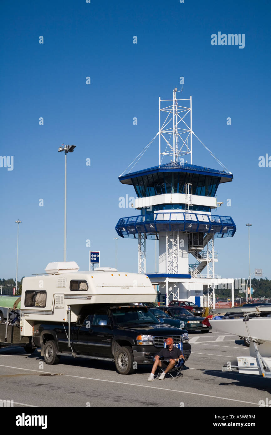 Patiently queue hi-res stock photography and images - Alamy