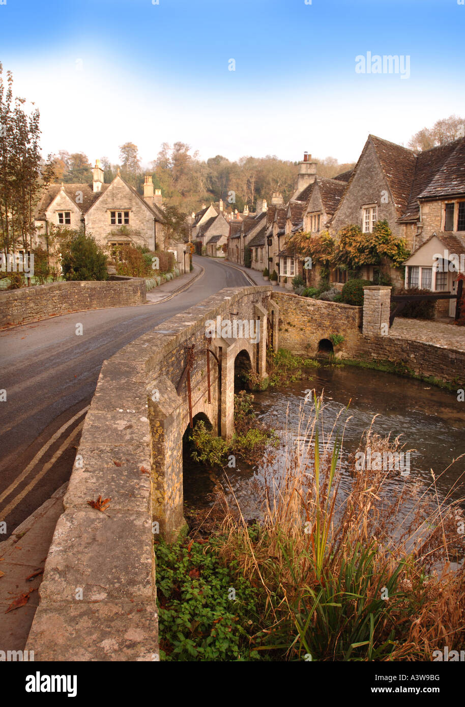 Castle combe bridge hi-res stock photography and images - Alamy