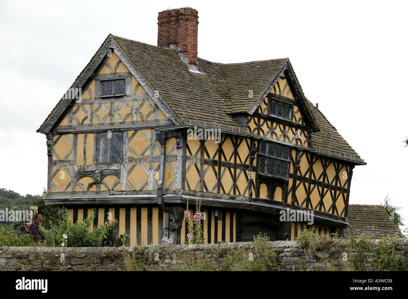 Stokesay castle gate house hi-res stock photography and images - Alamy