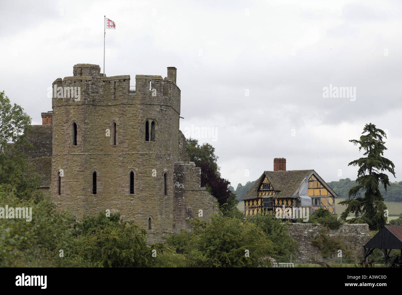 Stokesay castle gate house hi-res stock photography and images - Alamy