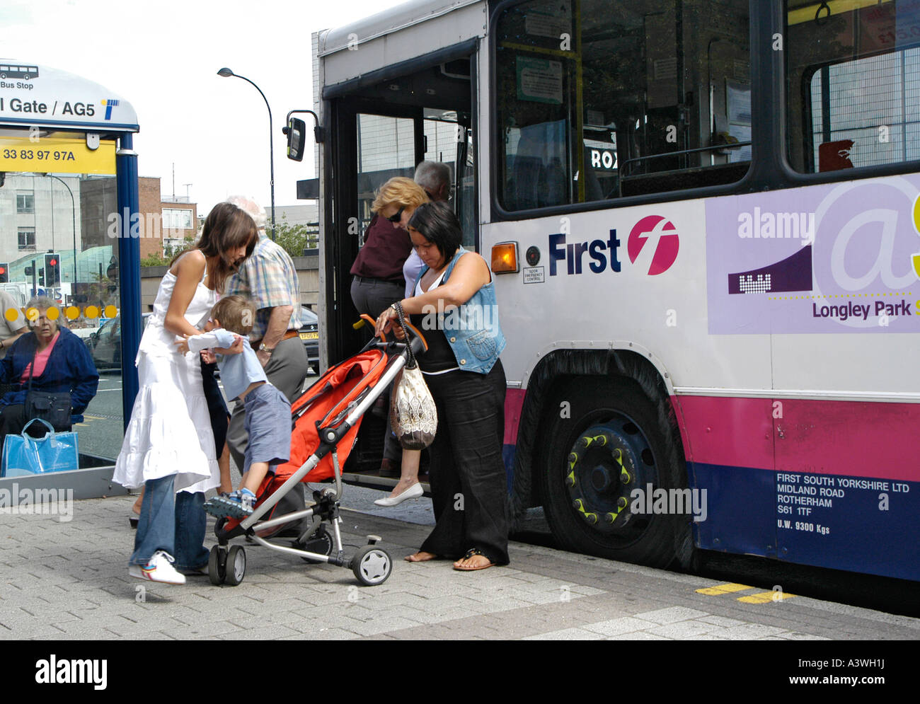 Passengers getting off a bus hi-res stock photography and images - Alamy