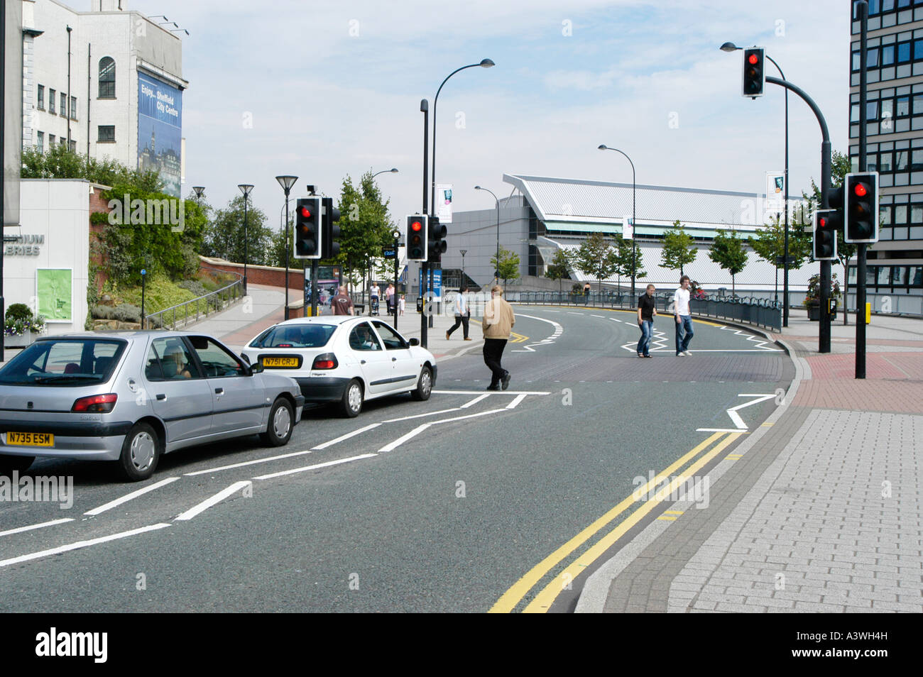 Pedestrians crossing road traffic light hi-res stock photography and ...