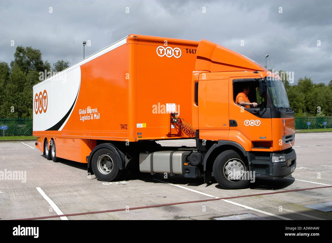 Renault 370 articulated lorry in TNT courier livery in the uk Stock ...