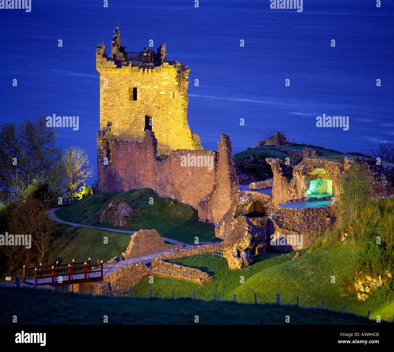 Urquhart castle at dusk loch ness highlands hi-res stock photography ...