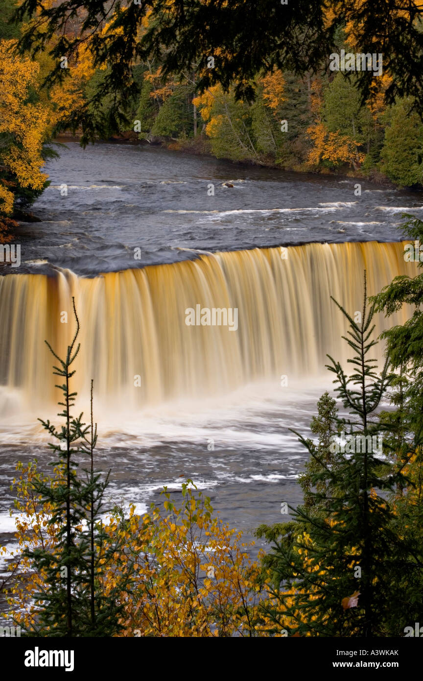 Upper Tahquamenon Falls with fall color in Tahquamenon Falls State Park ...