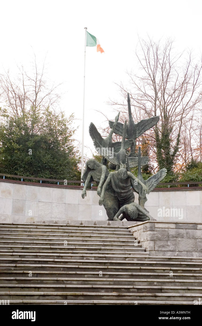 Children of Lir statue by Oisín Kelly in the Garden of Remembrance in ...