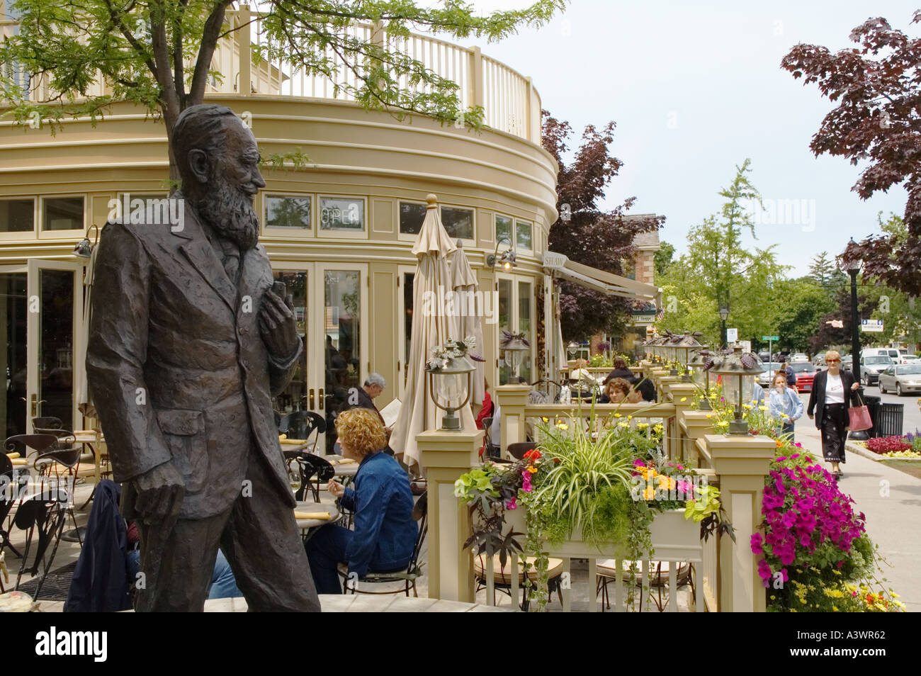 Statue of george bernard shaw hi-res stock photography and images - Alamy
