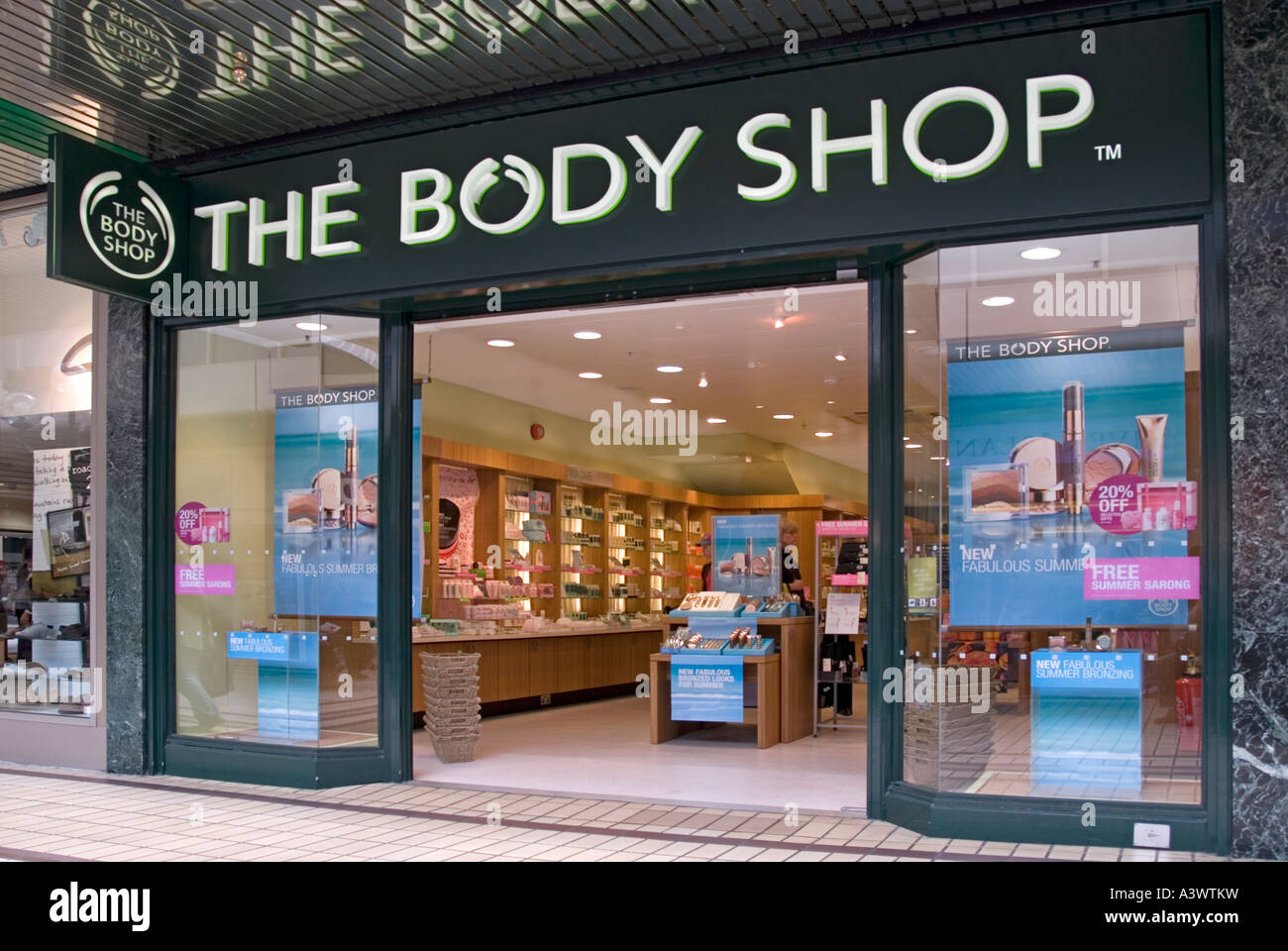 Body shop front window display hi-res stock photography and images - Alamy