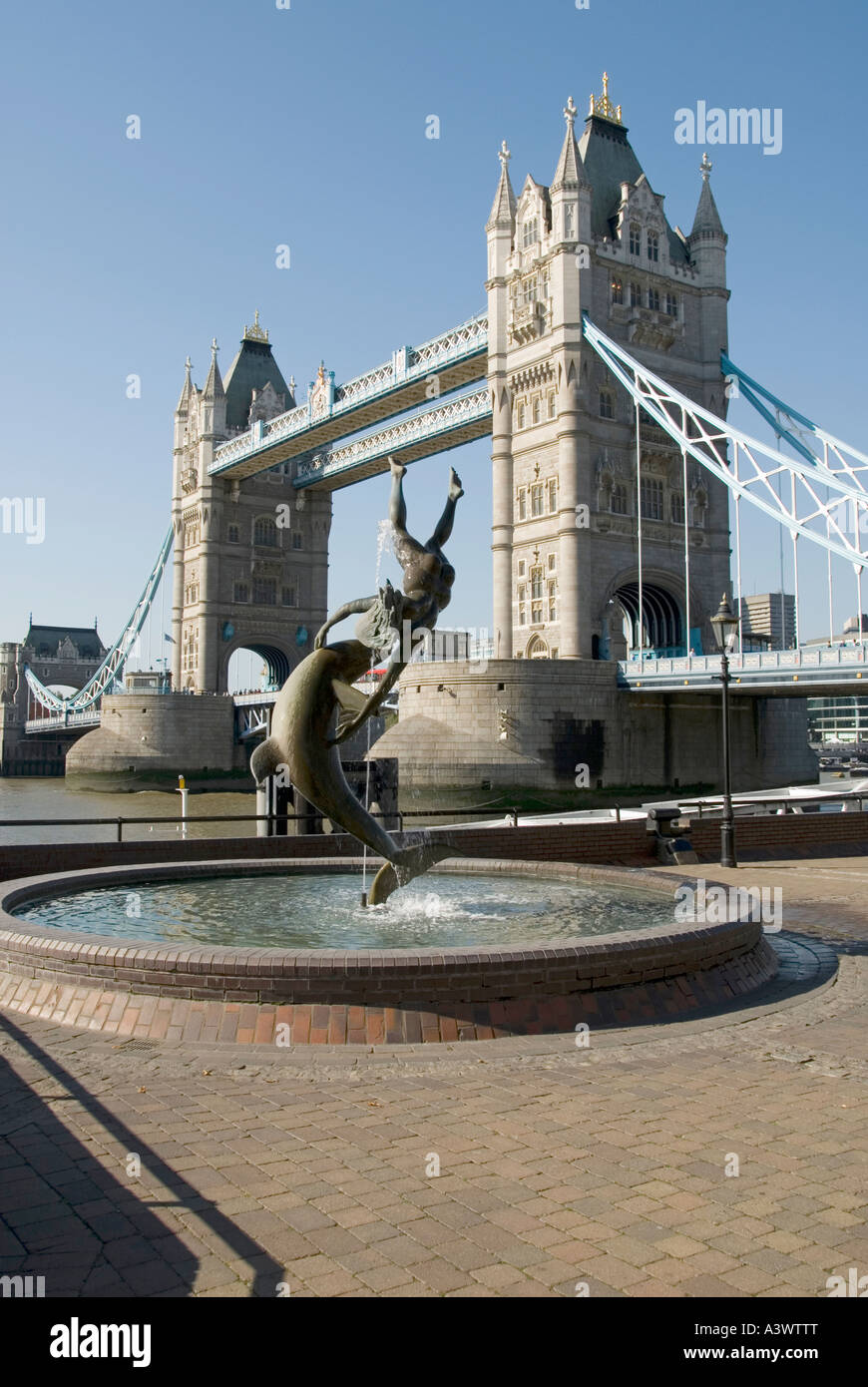 Thames riverside sculptor david wynne hi-res stock photography and ...