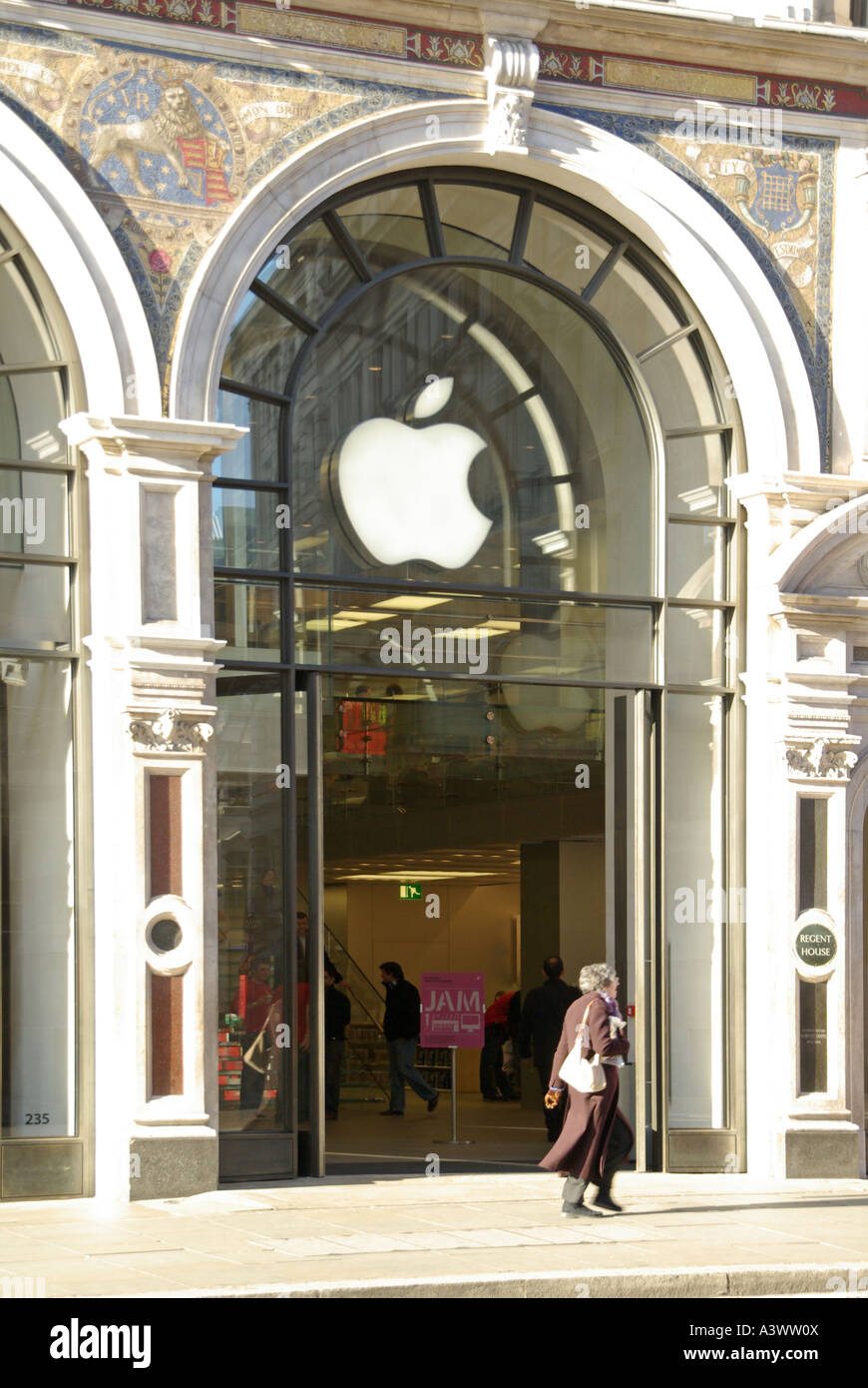 The Apple store in Regent Street Stock Photo - Alamy