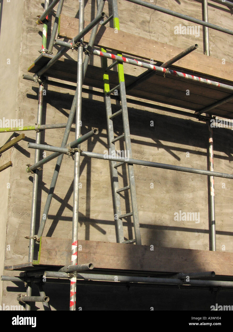 scafolding and ladder against newly rendered exterior wall Stock Photo ...