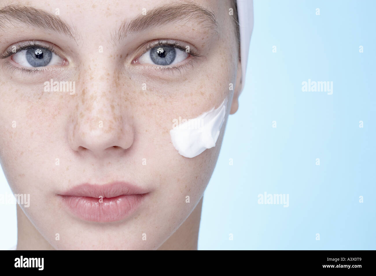 Cream head band hi-res stock photography and images - Alamy