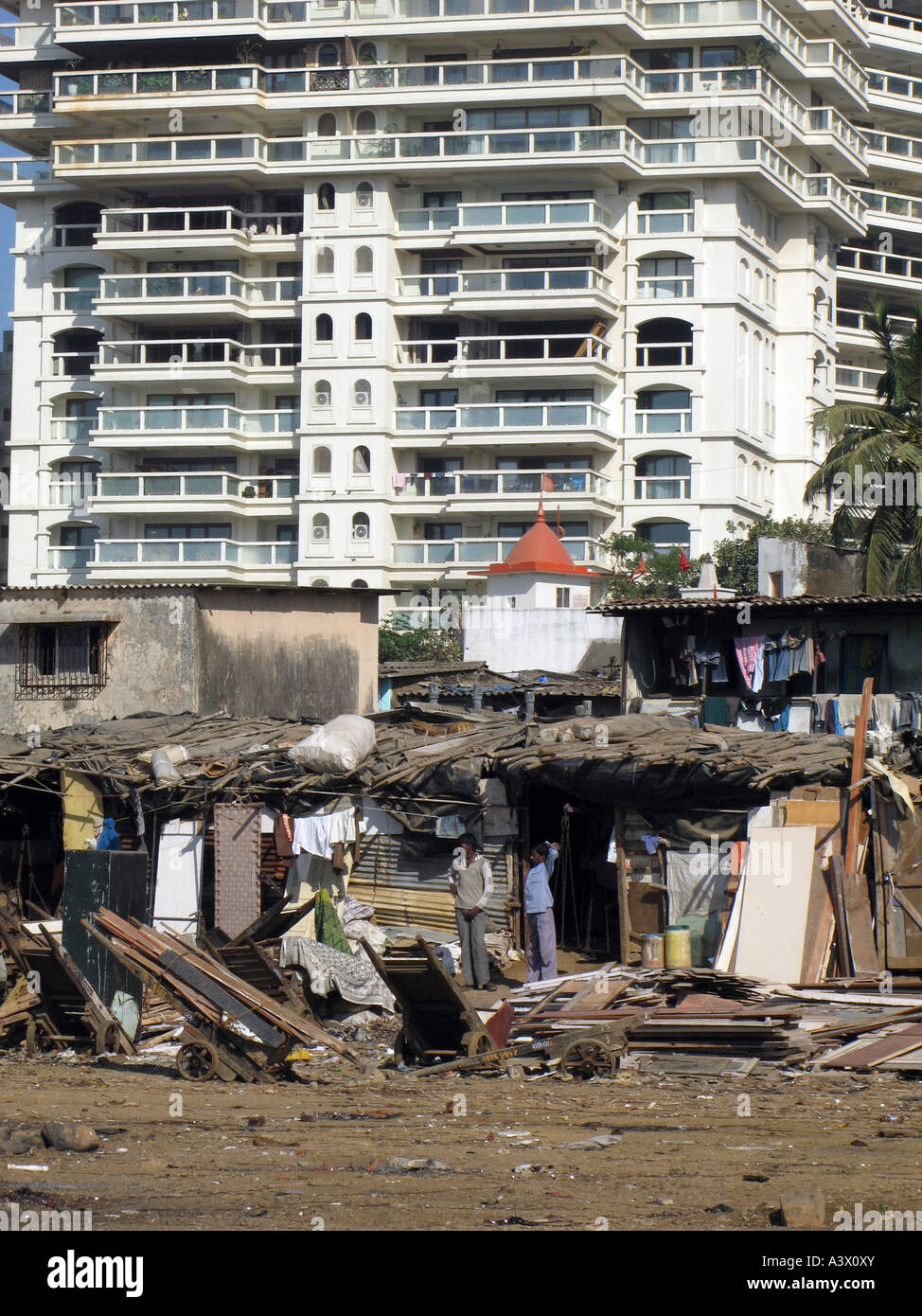 Mumbai slum buildings hi-res stock photography and images - Alamy