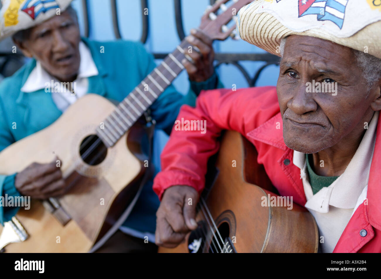 Two street musicians hi-res stock photography and images - Alamy