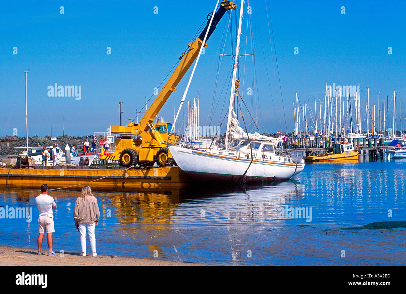 Cruising yacht which ran aground rescued by pontoon crane Port Phillip ...