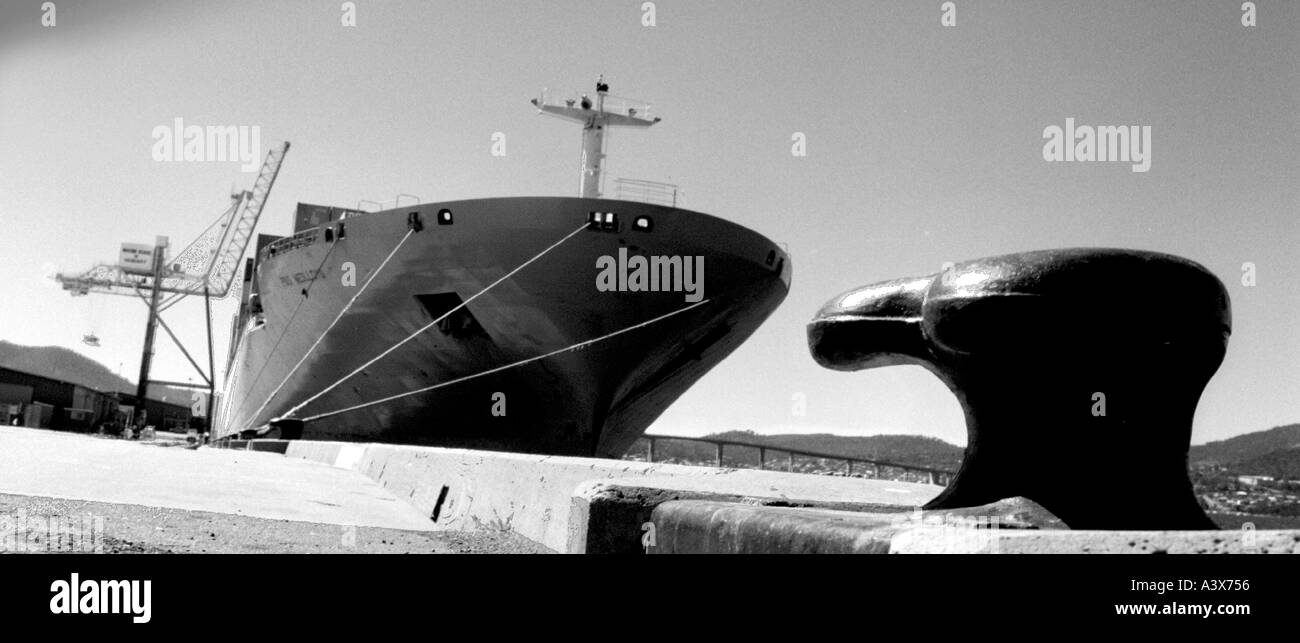 Black and white ship hi-res stock photography and images - Alamy