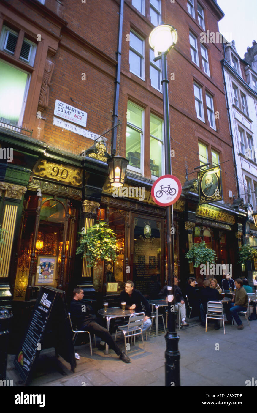 London street scene pub hi-res stock photography and images - Alamy