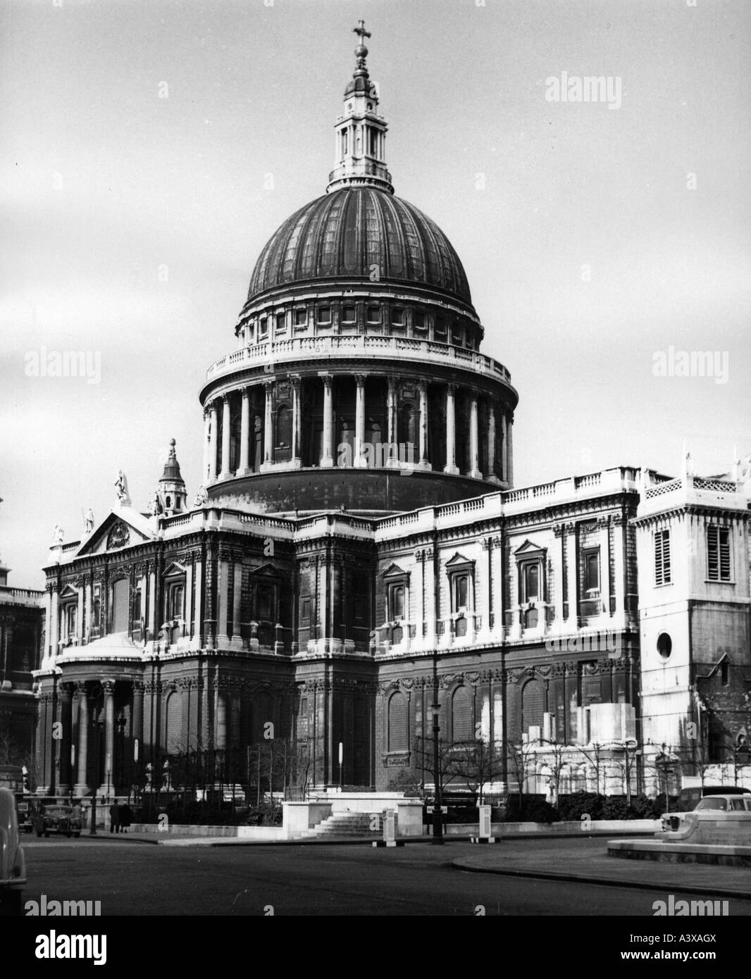 Exterior of st paul's cathedral, london Black and White Stock Photos ...