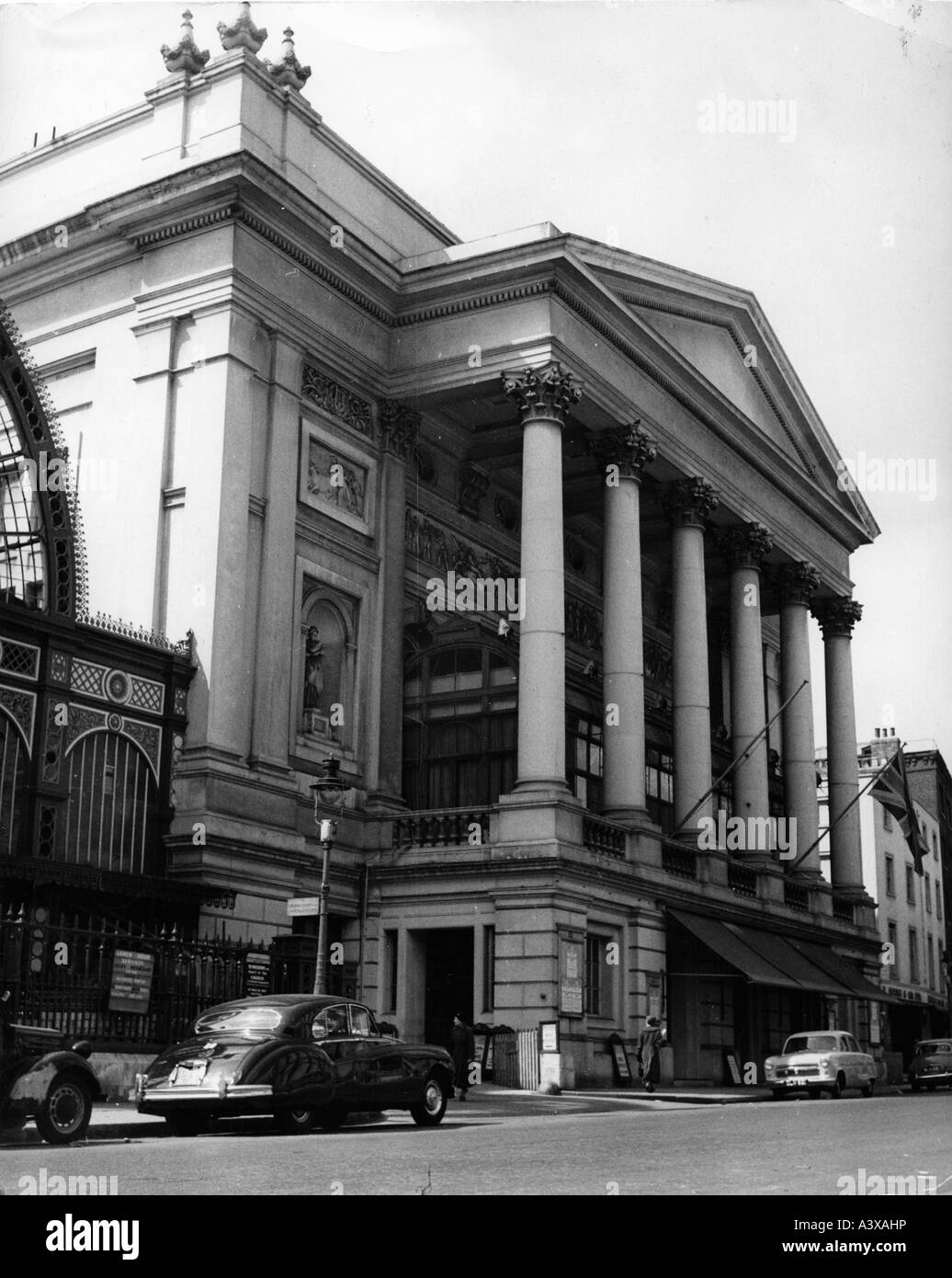 Covent garden theatre exterior Black and White Stock Photos & Images ...