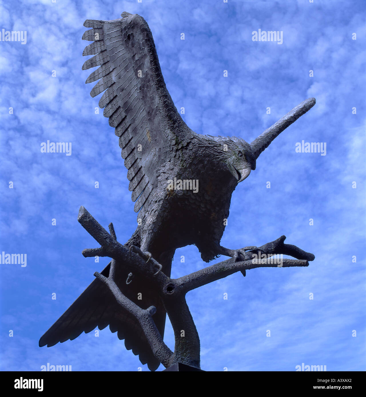 Red kite statue hi-res stock photography and images - Alamy