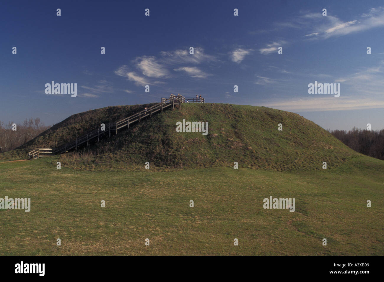 Native american temple mound hi-res stock photography and images - Alamy