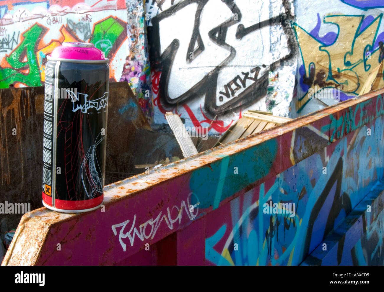 Spray paint mural hi-res stock photography and images - Alamy