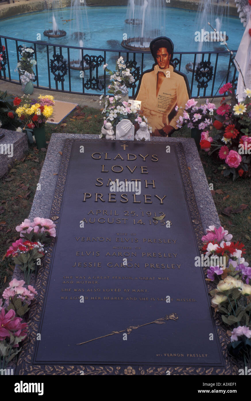 Elvis cemetery hi-res stock photography and images - Alamy