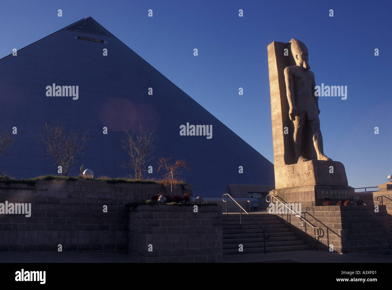 The great american pyramid memphis hi-res stock photography and images ...