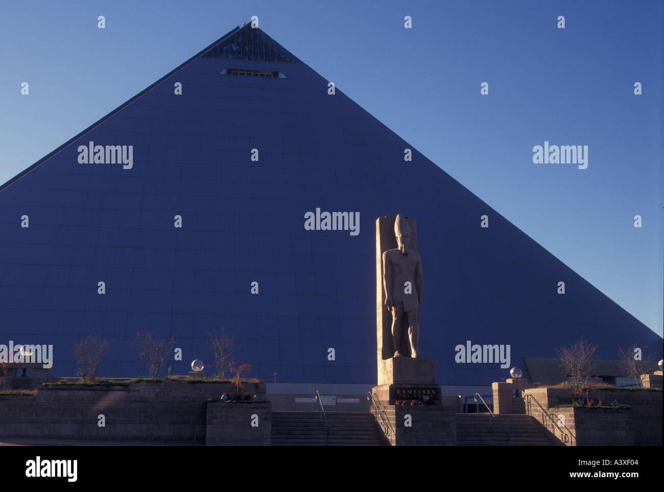 The great american pyramid memphis hi-res stock photography and images ...