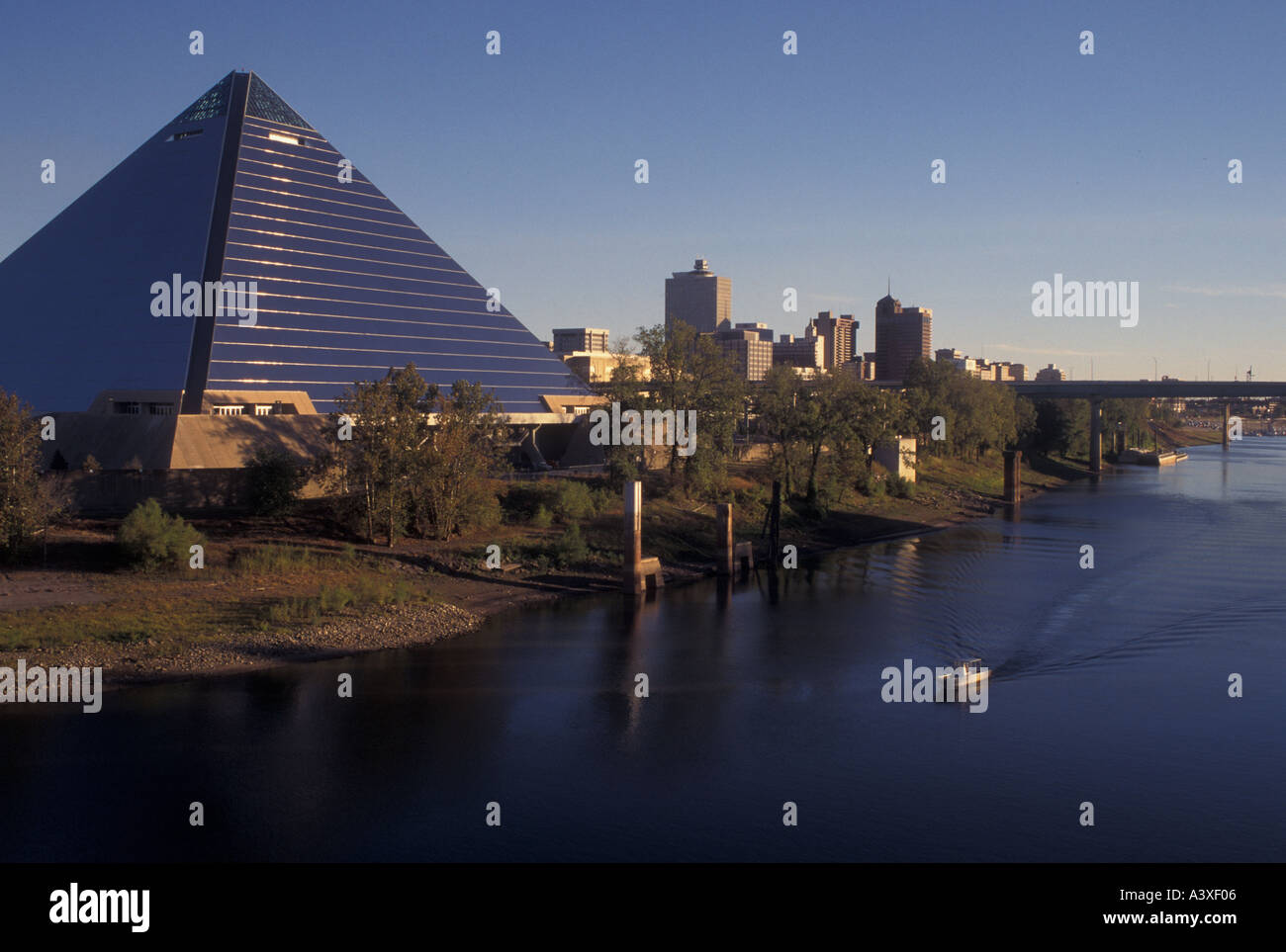 Memphis pyramid river hi-res stock photography and images - Alamy