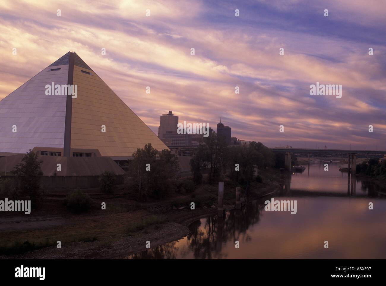 Memphis pyramid river hi-res stock photography and images - Alamy