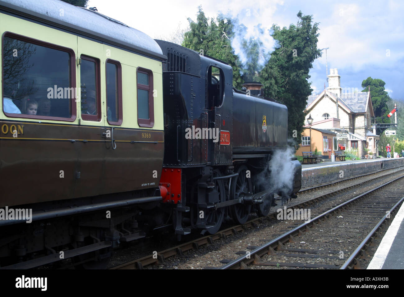 STEAM LOCOMOTIVE PULLING INTO HAMPTON LOADE STATION SEVERN VALLEY ...
