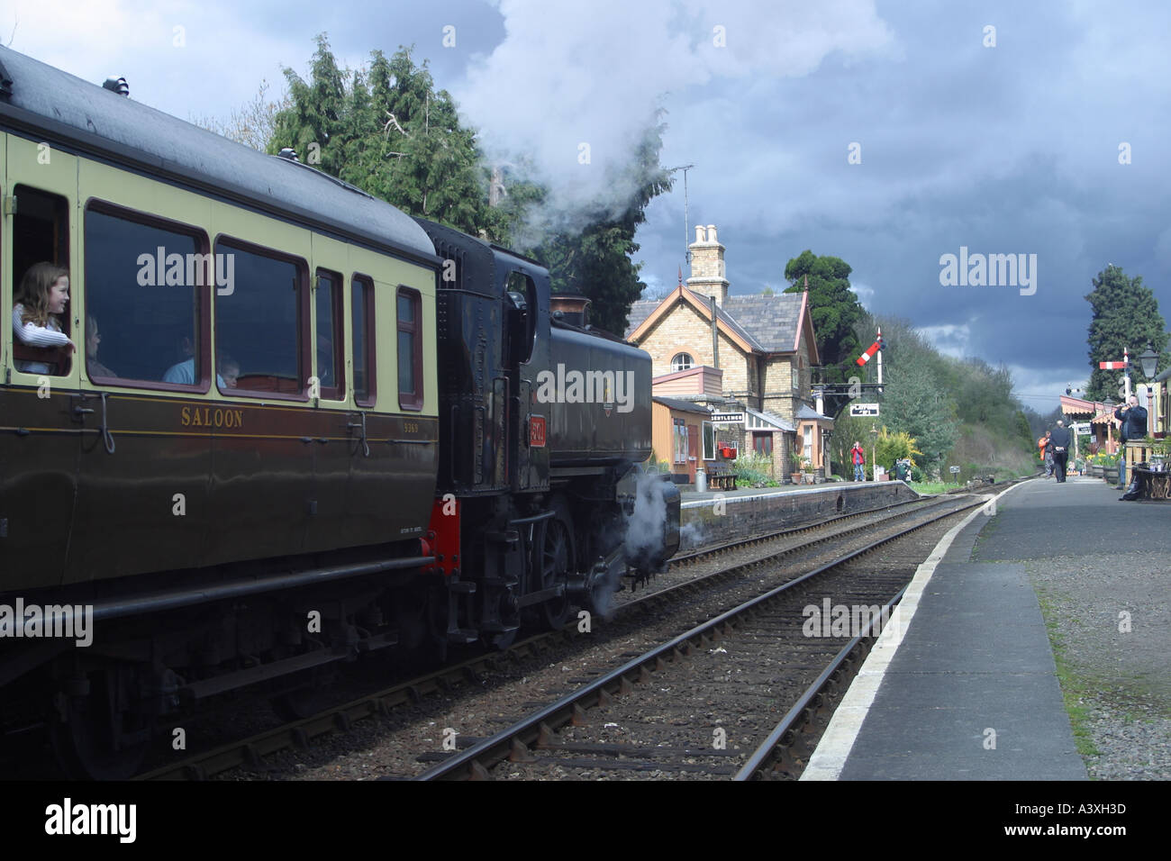STEAM LOCOMOTIVE PULLING INTO HAMPTON LOADE STATION SEVERN VALLEY ...