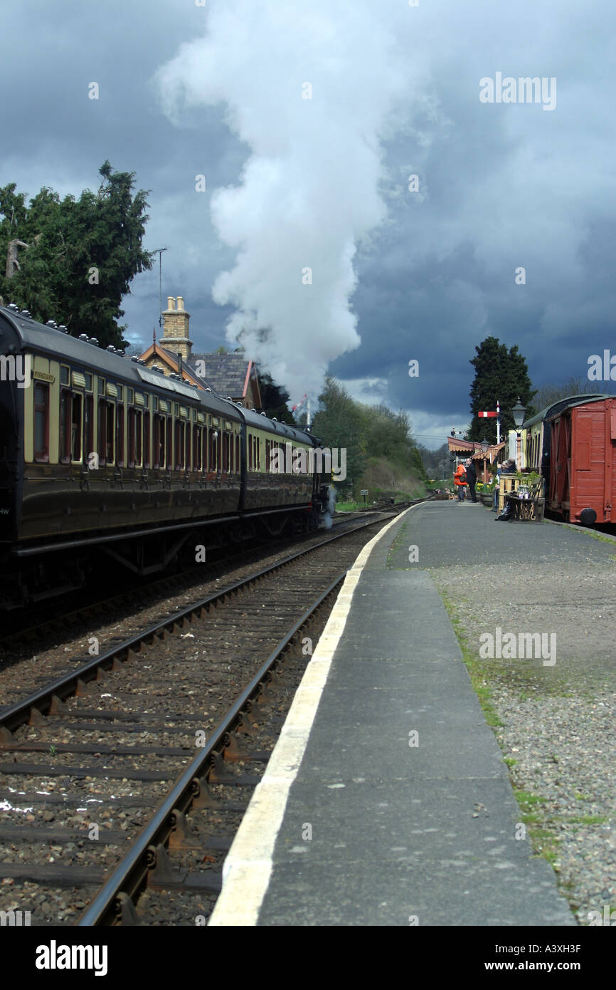 STEAM LOCOMOTIVE PULLING INTO HAMPTON LOADE STATION SEVERN VALLEY ...